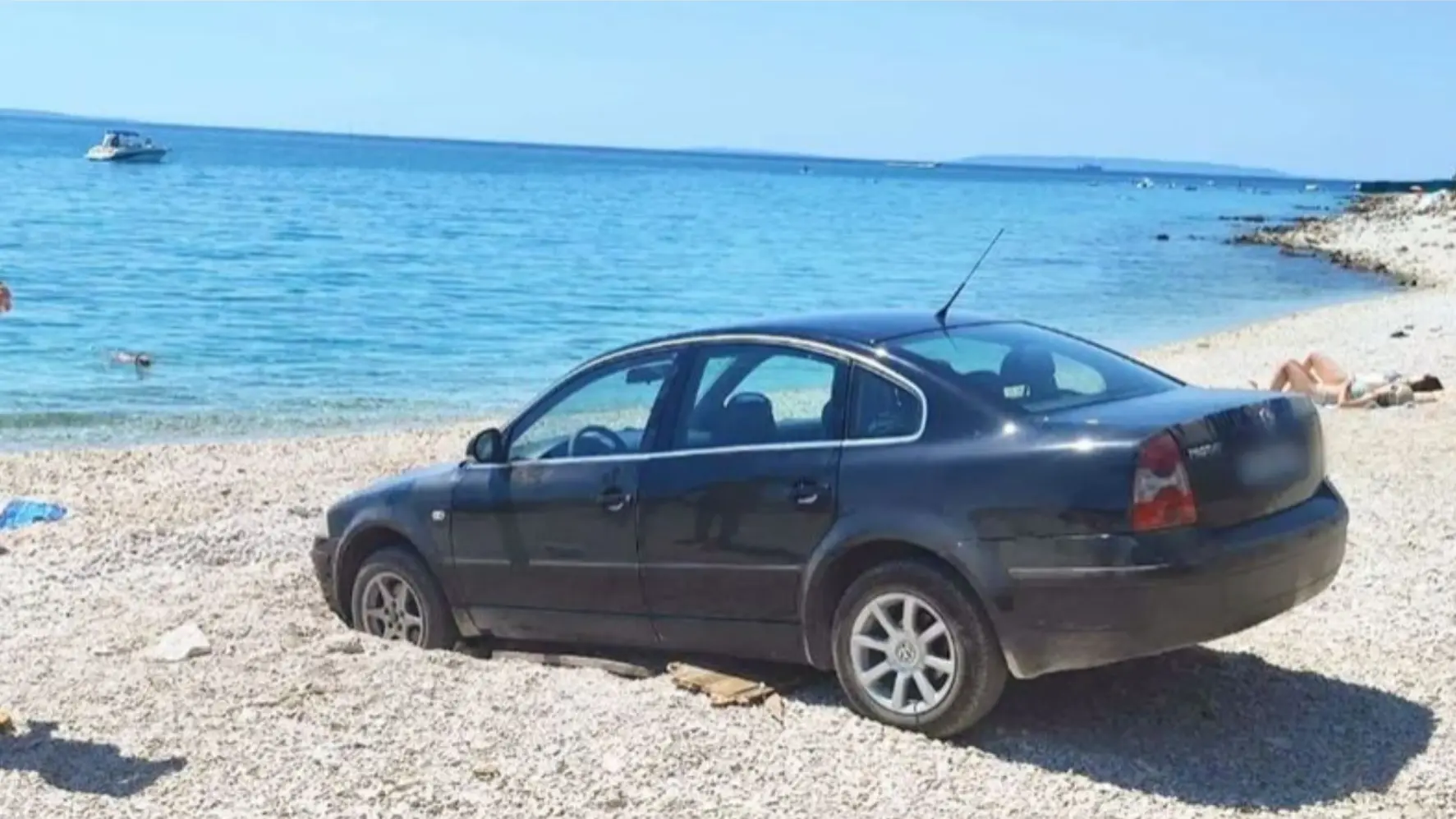 Prisetimo se ovog hita sa Jadrana: Umesto peškira parkirali auto na plaži, da ne poveruješ